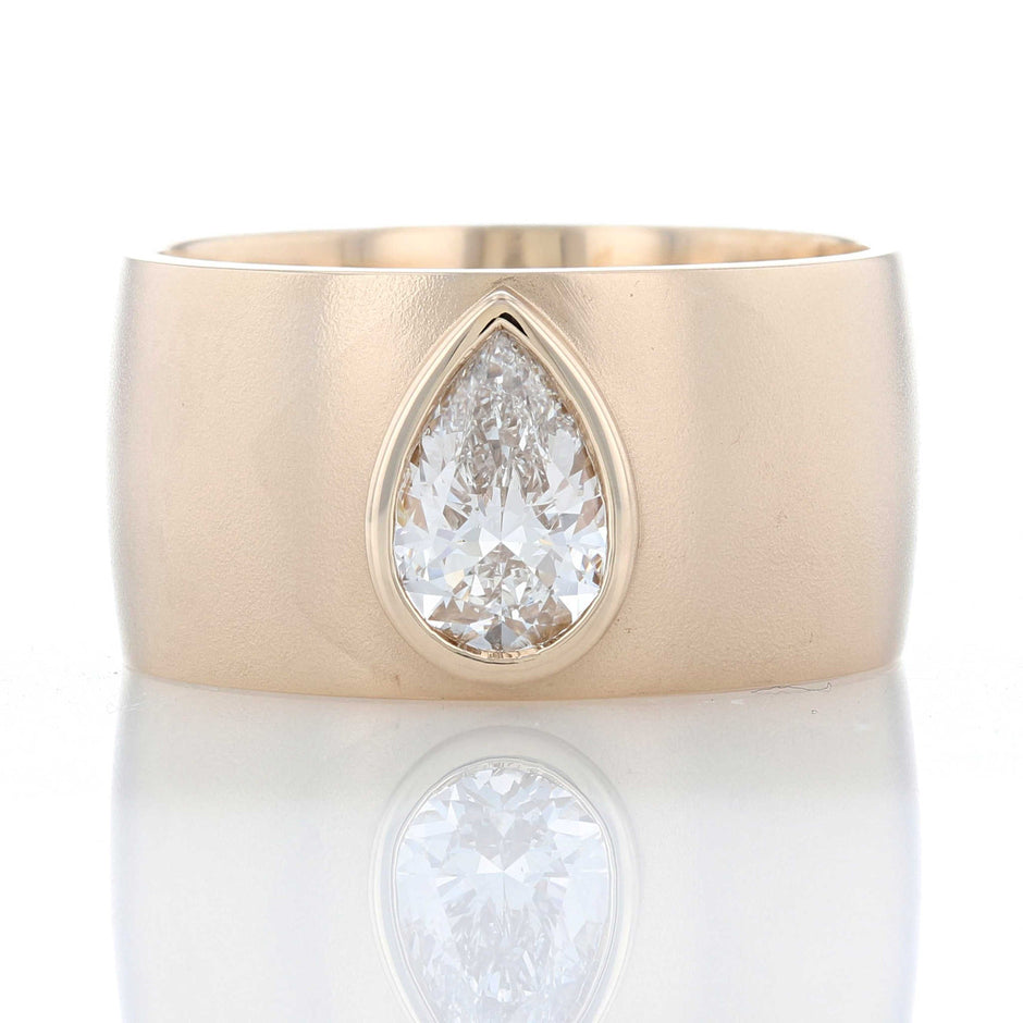 Engagement ring with hinged solution for large knuckles